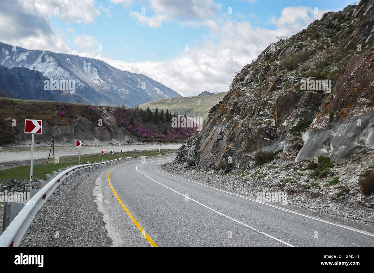 Steep turn of the road on the mountain serpentine. Mountain landscapes ...