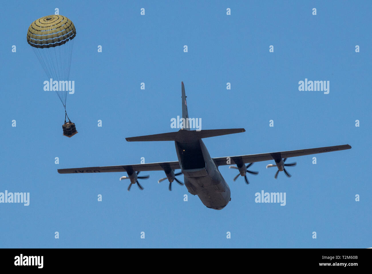 Airdrop bundle hi-res stock photography and images - Alamy