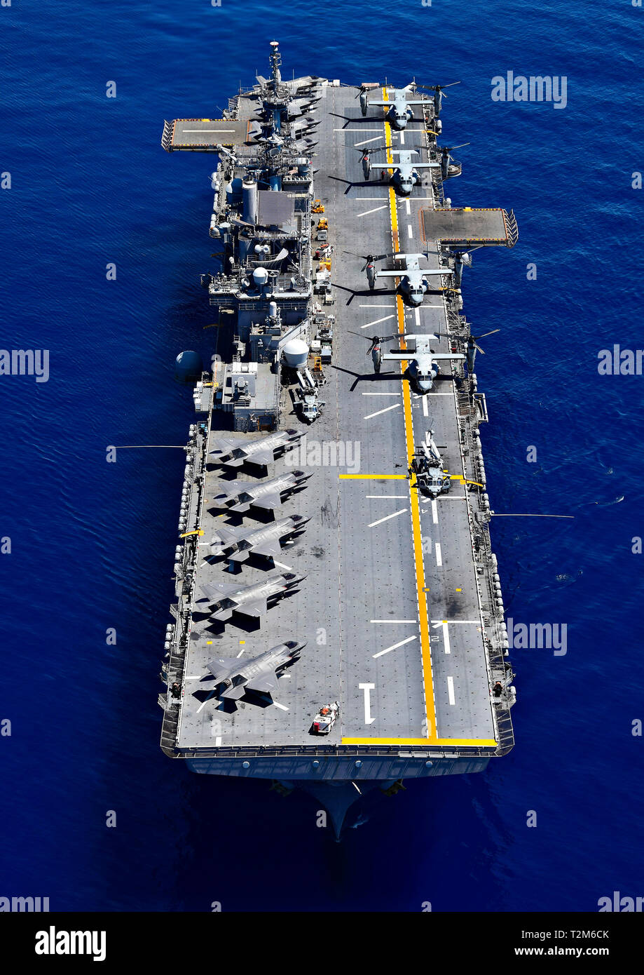 190329-N-RI884-0167 SOUTH CHINA SEA (March 29, 2019) The amphibious ...