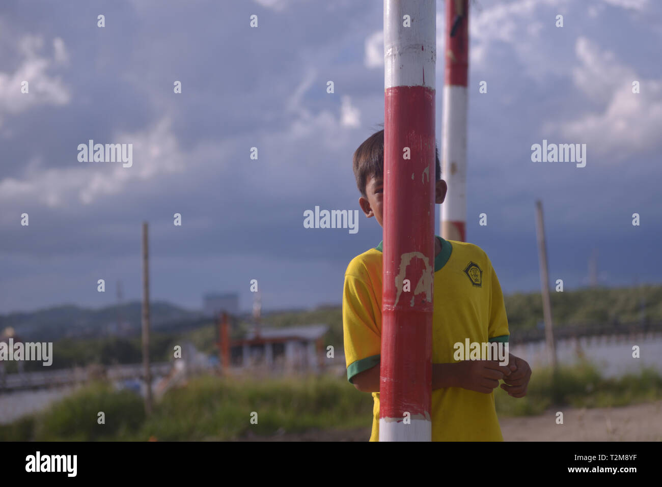 Child hiding behind pole hi-res stock photography and images - Alamy