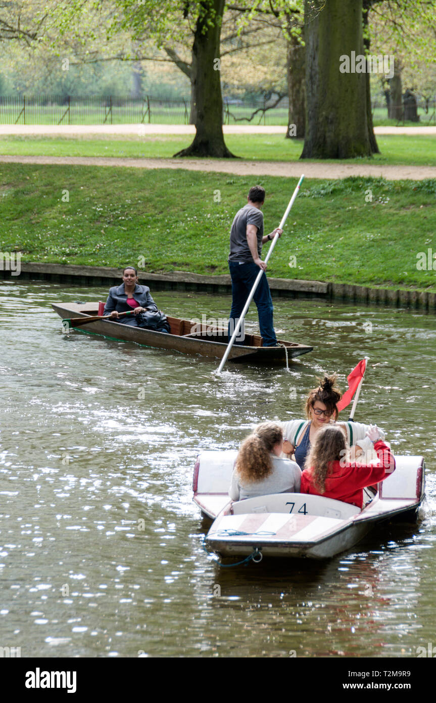 Punting and paddling on the River Cherwell in Oxford, Britain Stock ...
