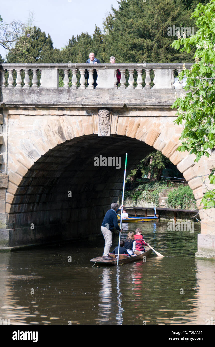 Punting on the River Cherwell approaching Magdalen bridge in Oxford ...