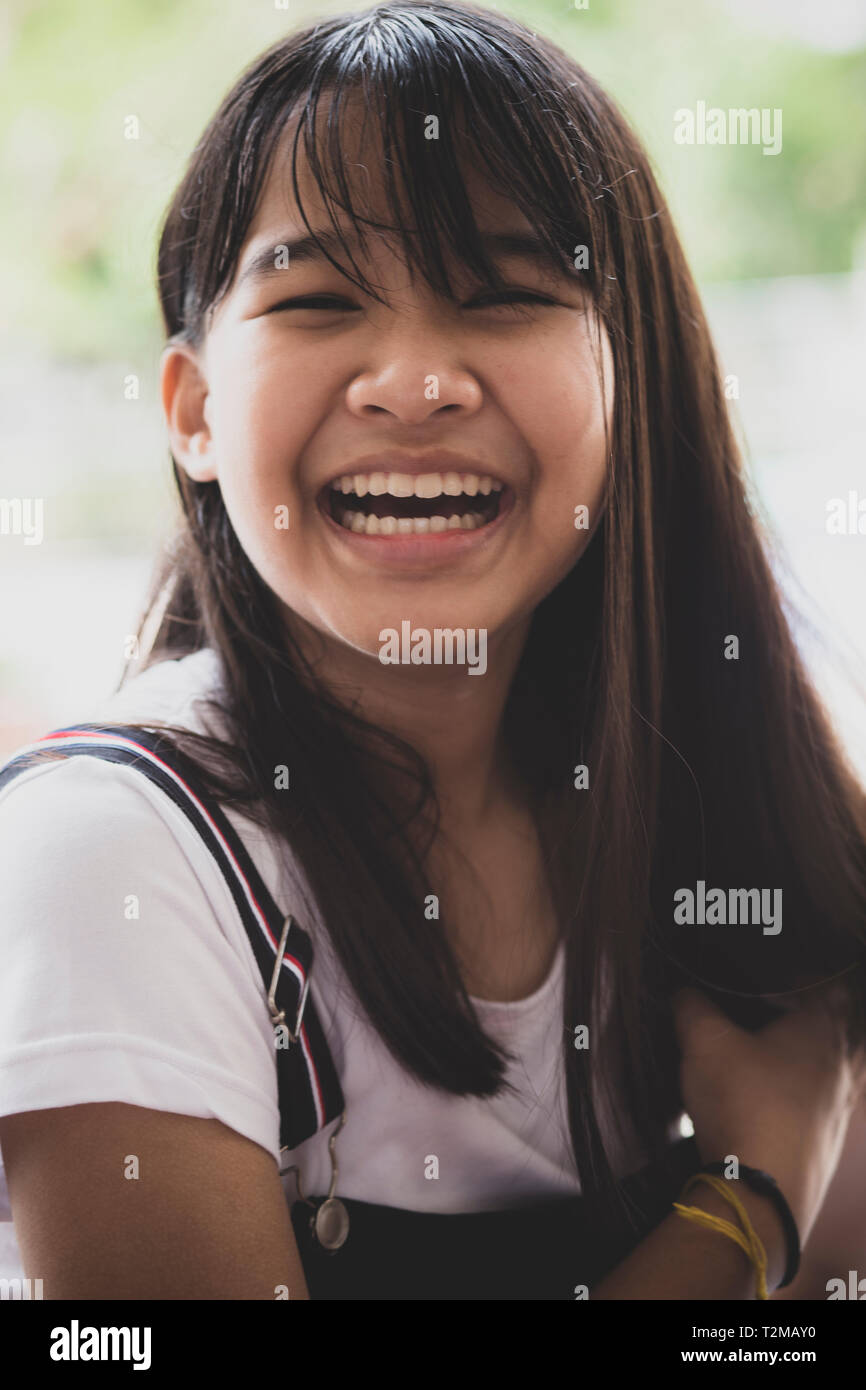 close up headshot teenager laughing Stock Photo - Alamy