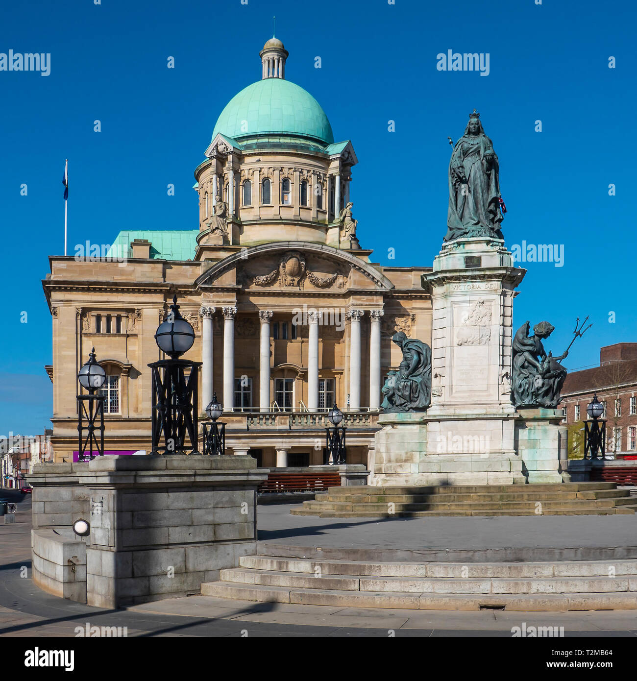Queen victoria statue hull hi-res stock photography and images - Alamy