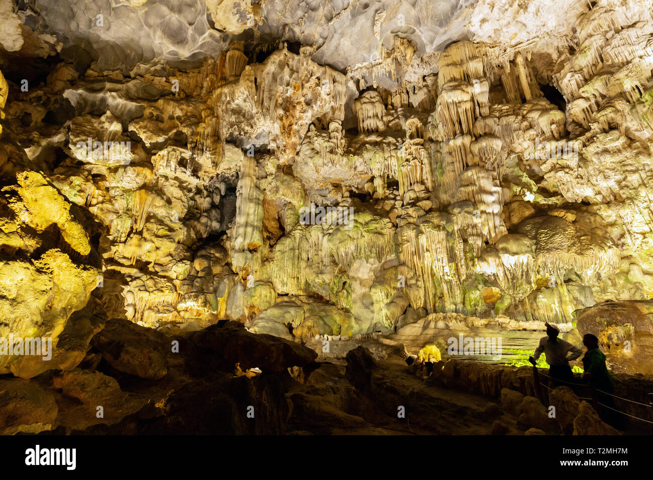 Dong Thien Cung cave on Dau Go Island this is one of the most beautiful ...