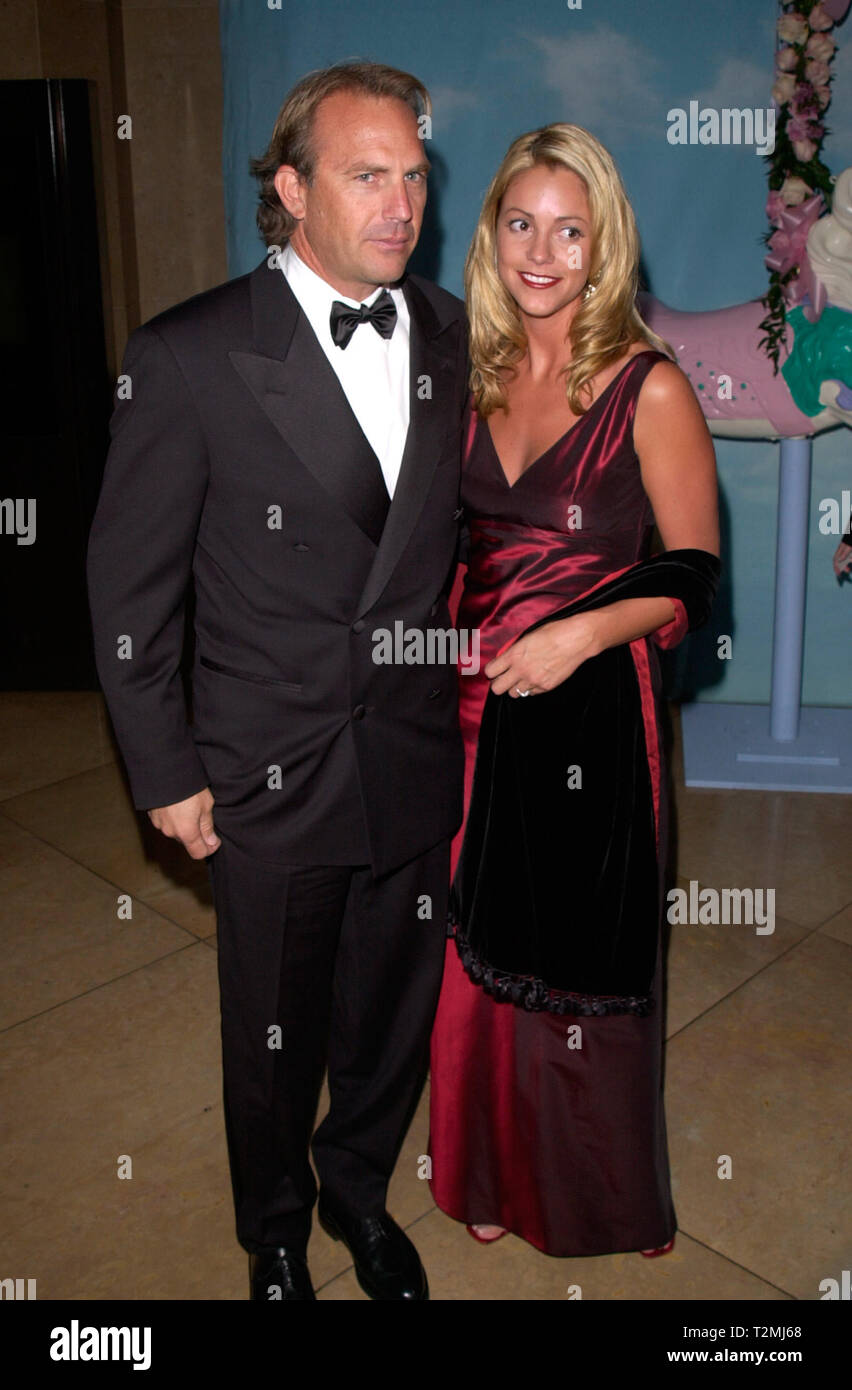 LOS ANGELES, CA. October 28, 2000: Actor Kevin Costner & Girlfriend ...