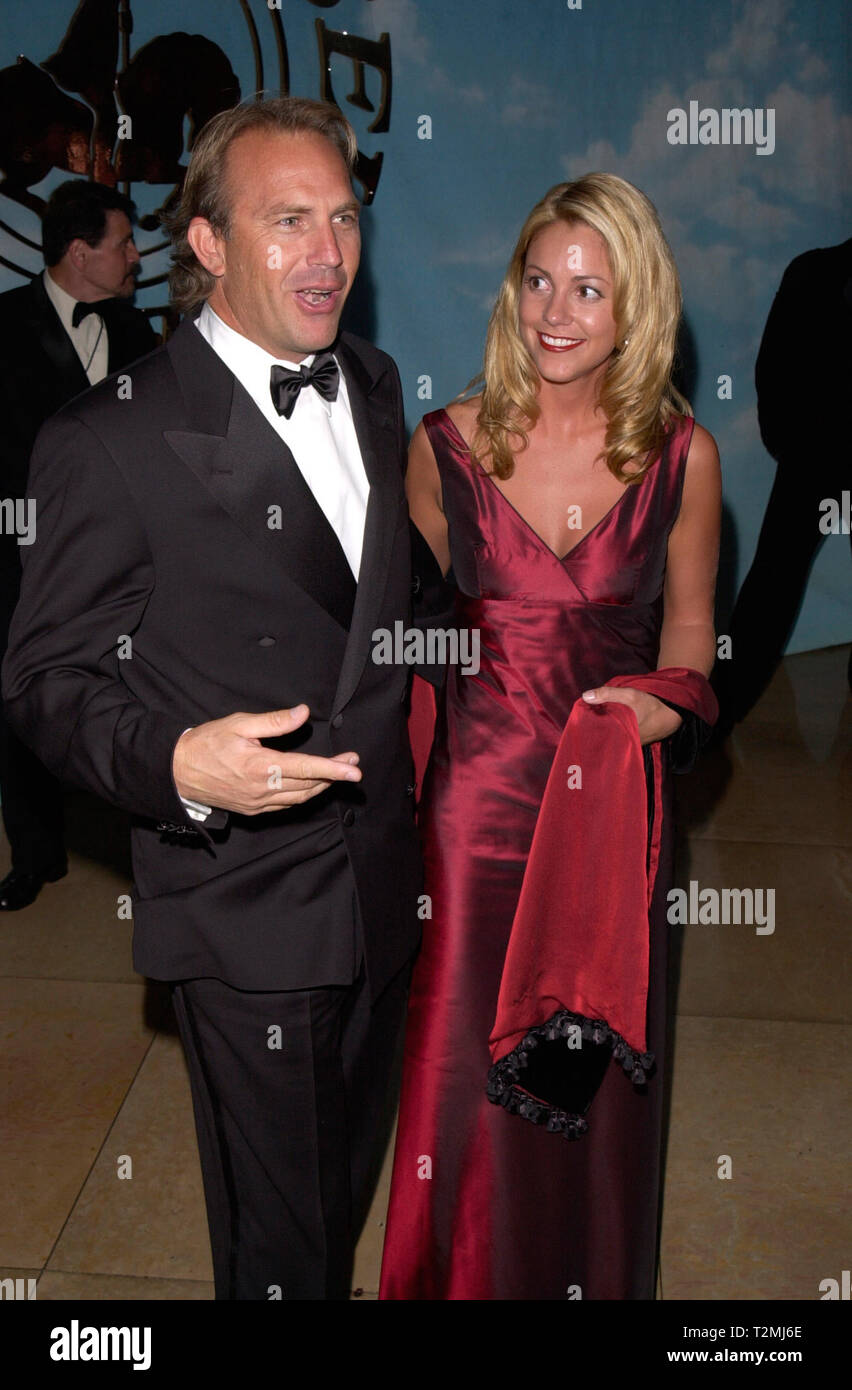 LOS ANGELES, CA. October 28, 2000: Actor Kevin Costner & Girlfriend ...