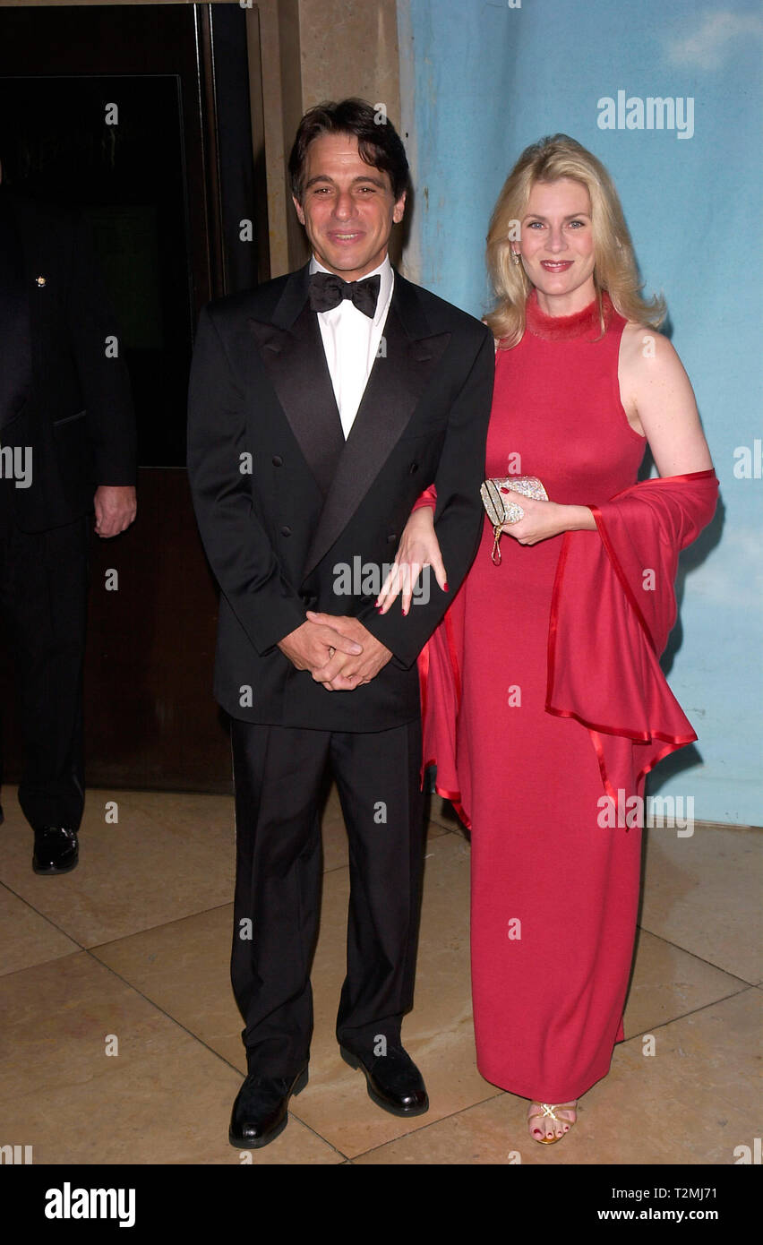 LOS ANGELES, CA. October 28, 2000: Actor Tony Danza & wife TRACY at the ...