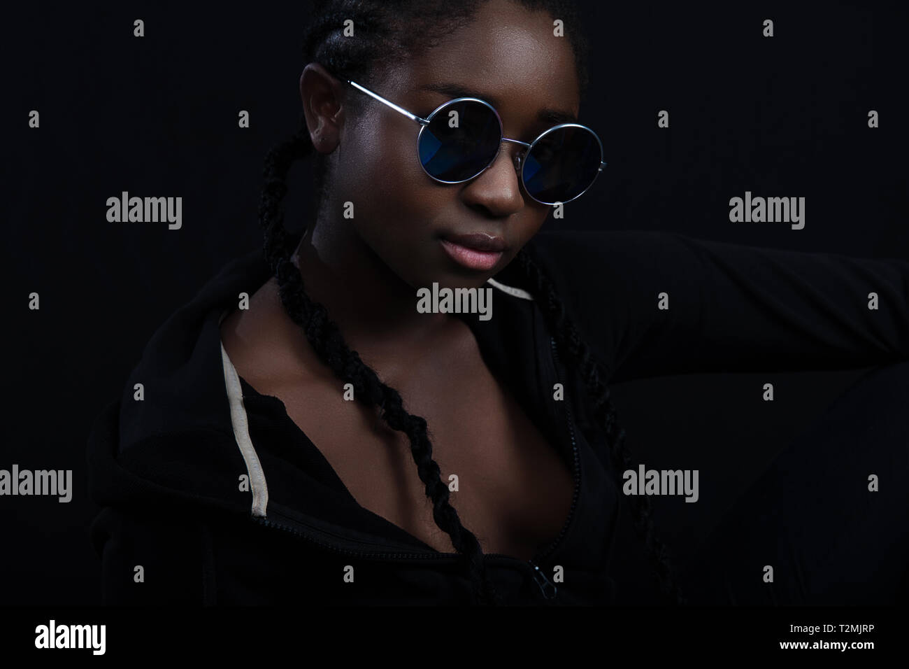 Portrait of a confident and cool young woman with dark skin wearing ...