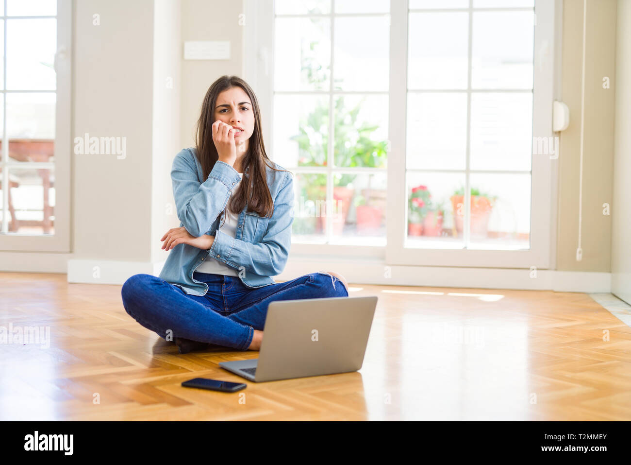 Woman crossed legs anxious hi-res stock photography and images - Alamy