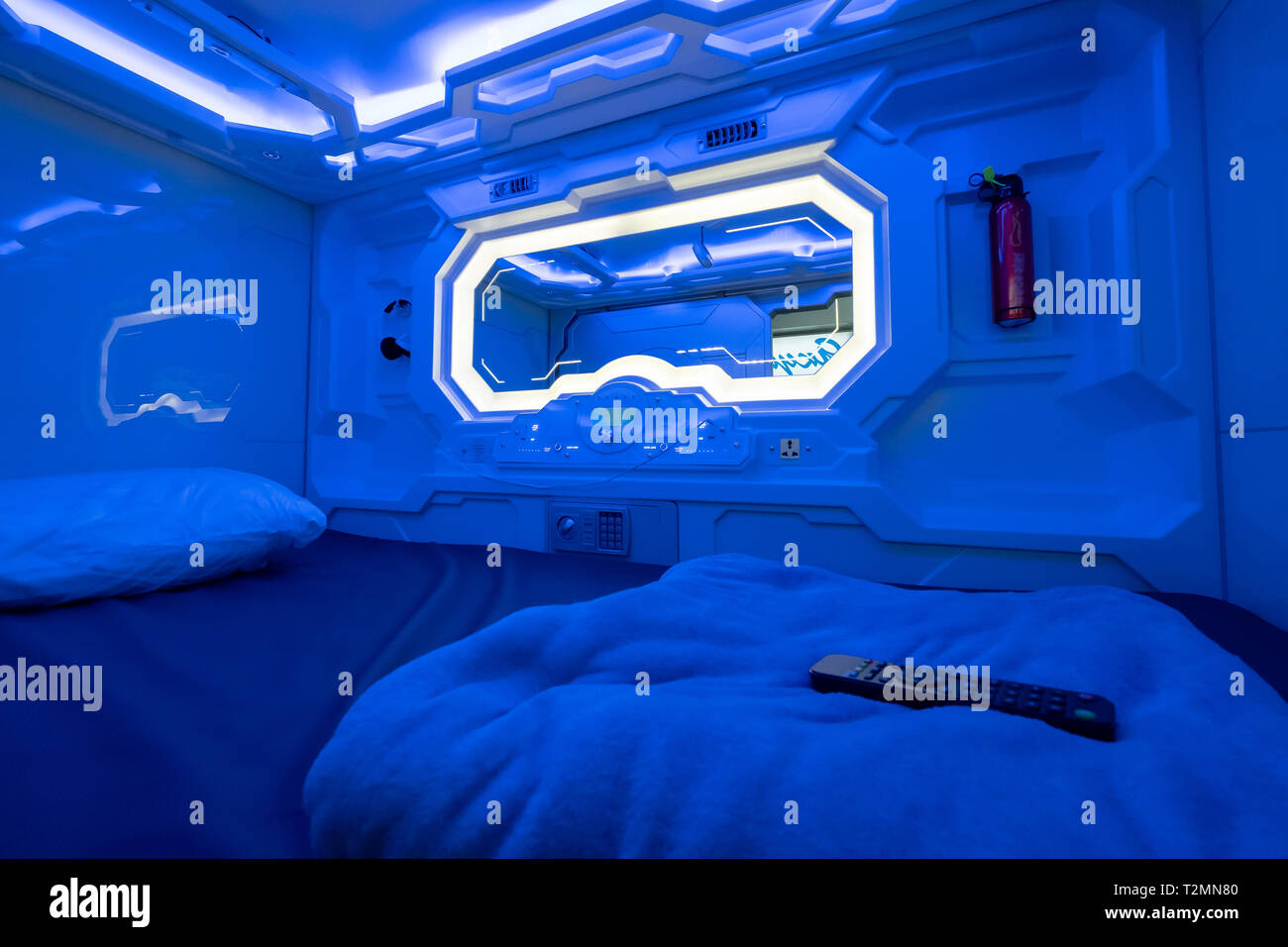 Capsule pod hotel tokyo japan hi-res stock photography and images - Alamy