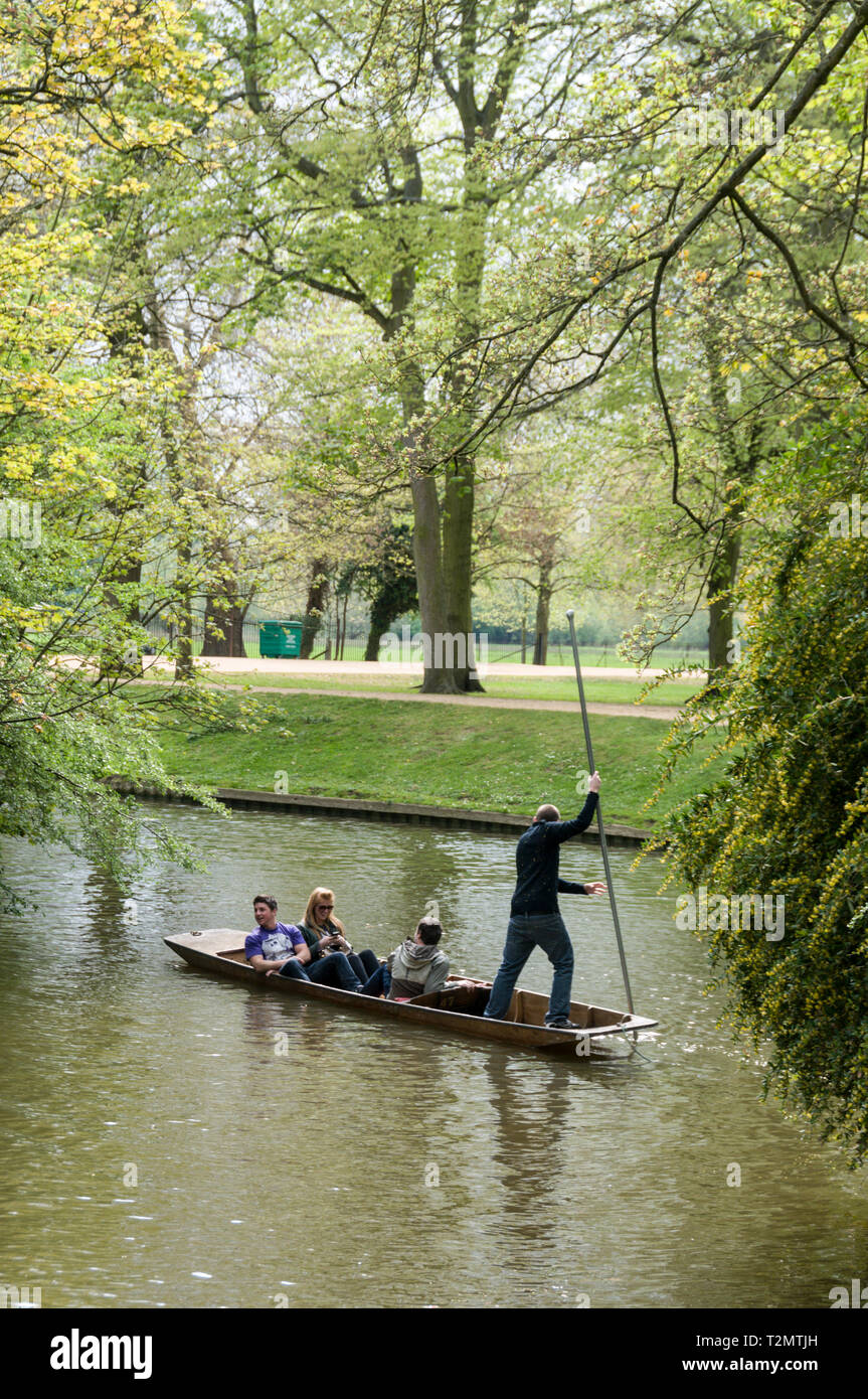Visitors punting on the River Cherwell in Oxford, Britain Stock Photo ...