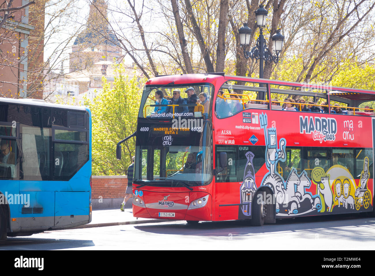 Madrid red tour bus hi-res stock photography and images - Alamy