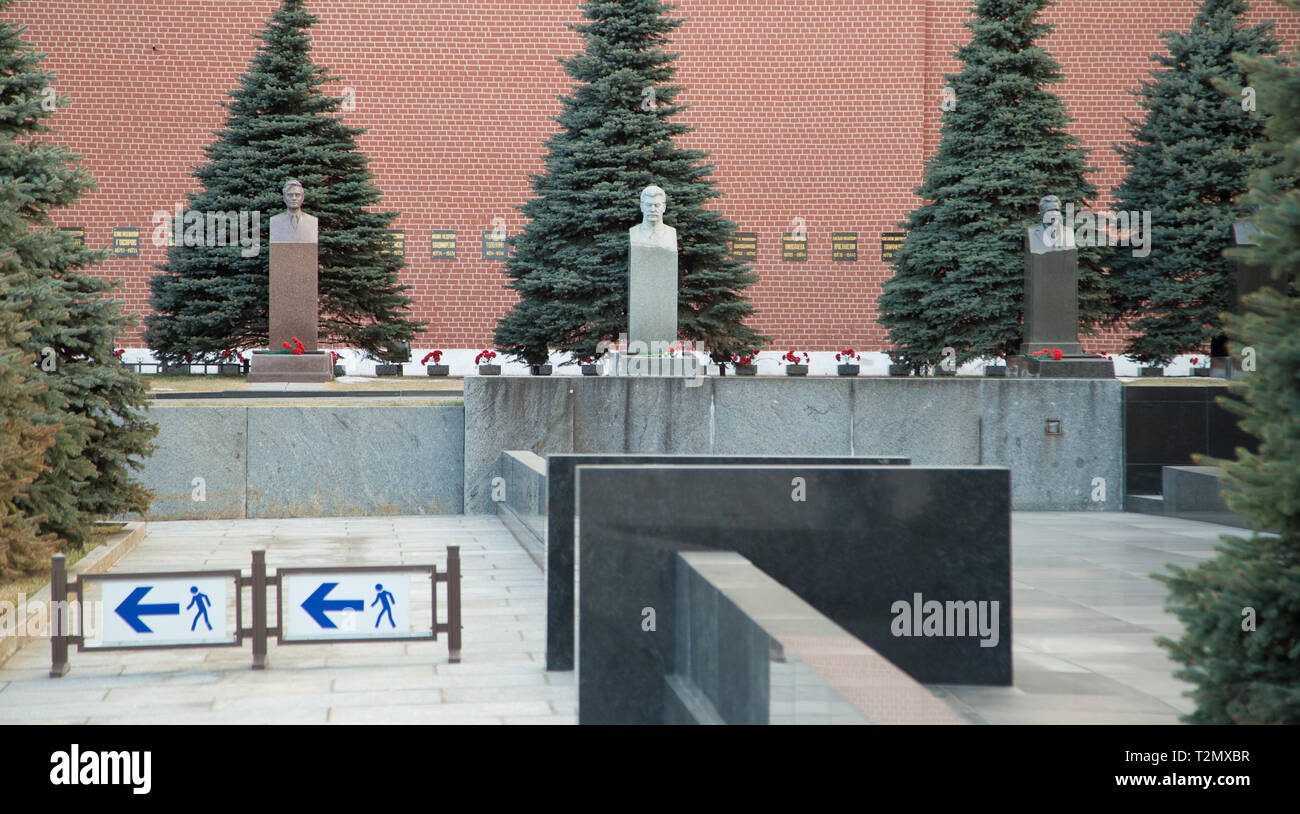 The graves of Soviet leaders at the Kremlin wall Stock Photo - Alamy