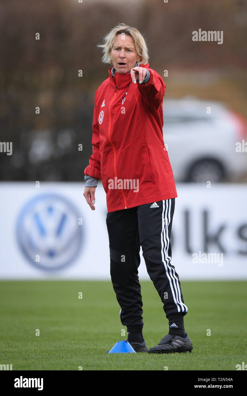 Coach Martina Voss-Tecklenburg (Germany). GES / Football / Training of ...