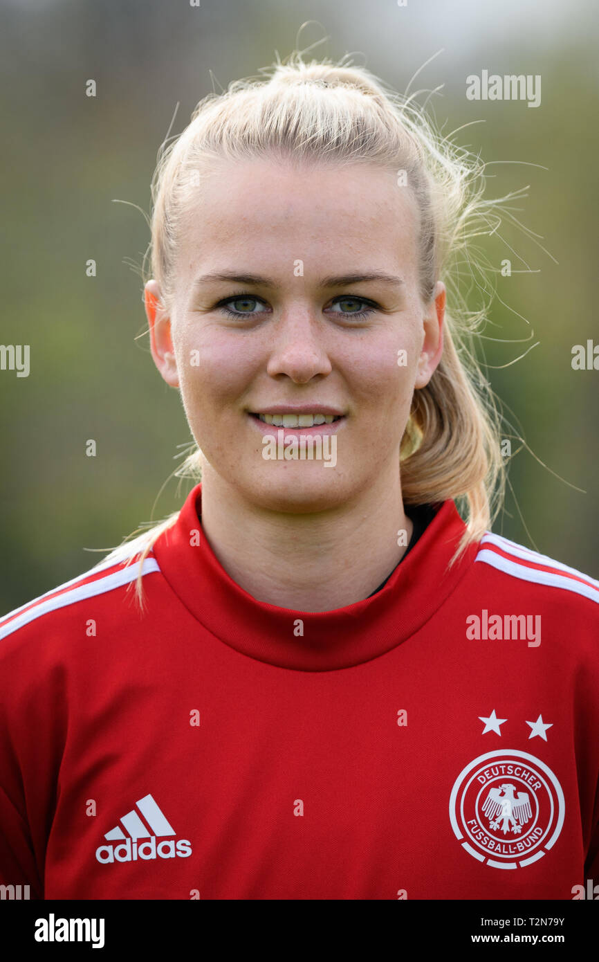 Harsewinkel, Deutschland. 03rd Apr, 2019. goalkeeper Merle Frohms ...