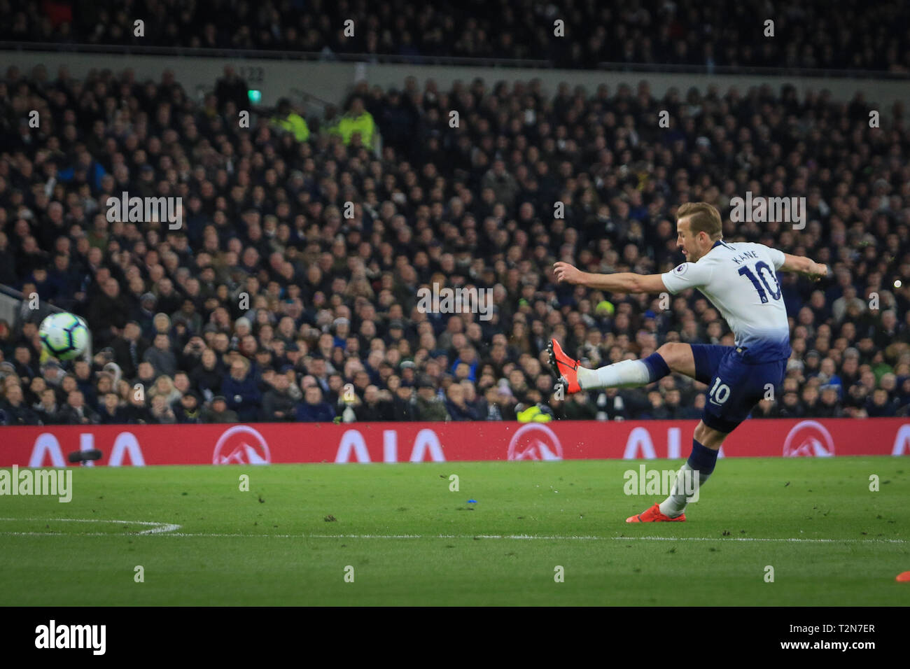 Harry kane free kick england hi-res stock photography and images - Alamy