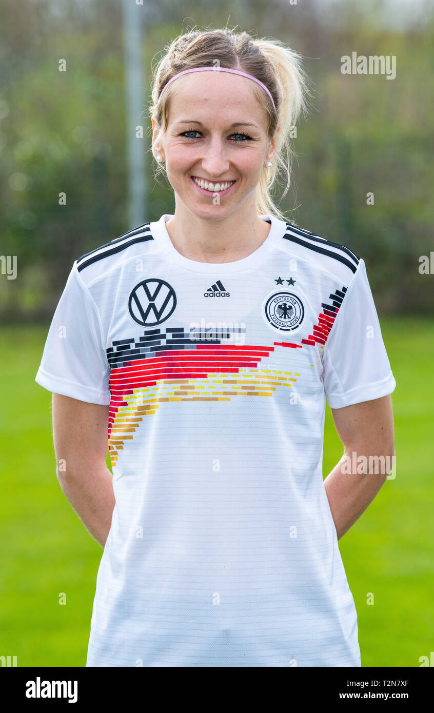 Harsewinkel, Germany. 03rd Apr, 2019. Photo shoot of the DFB women's ...
