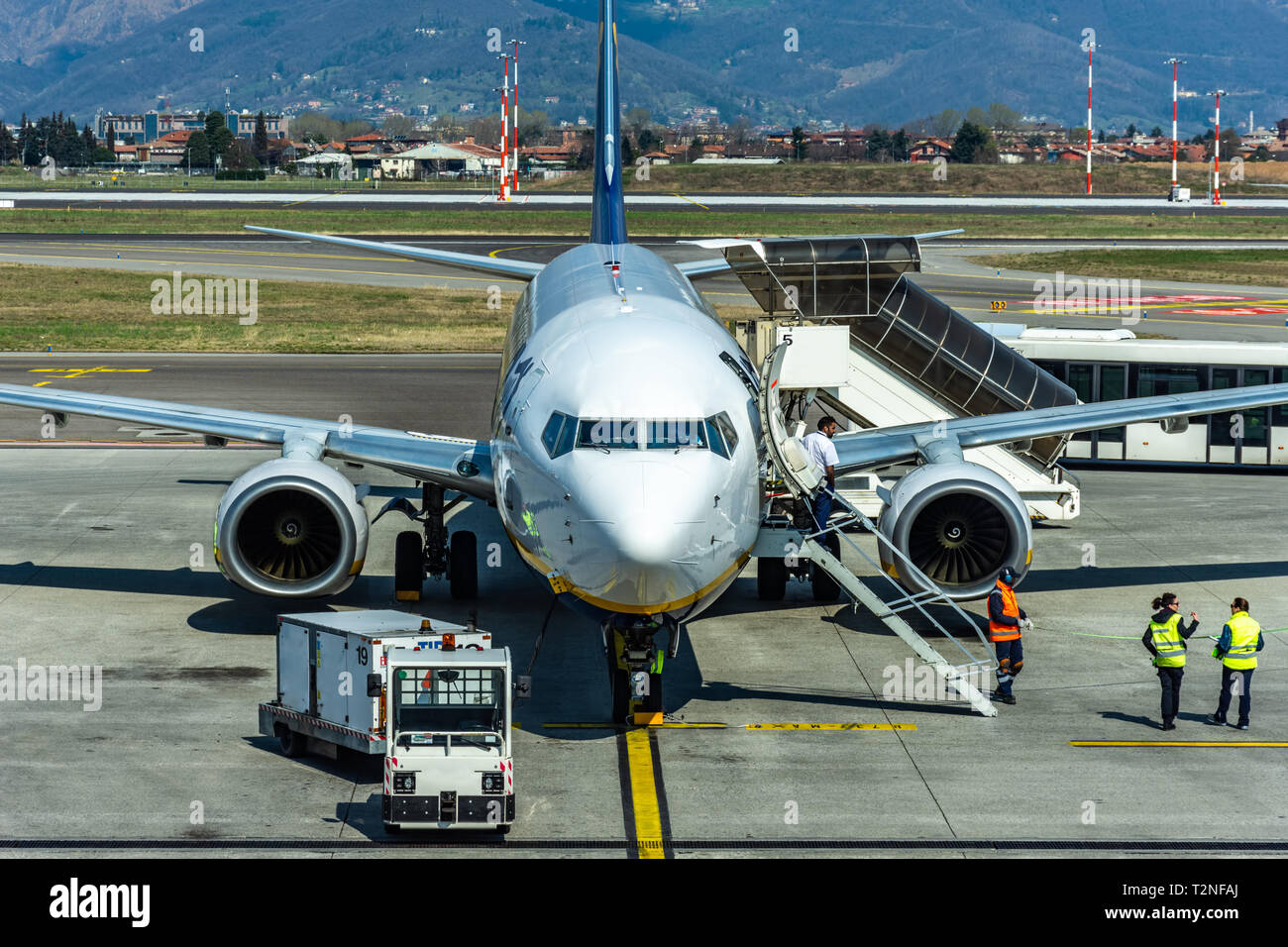 Airplane at the terminal gate ready for takeoff Stock Photo - Alamy