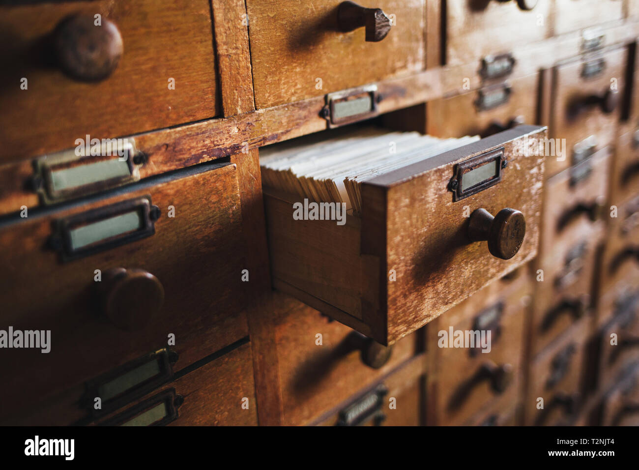 Library index card drawer hi-res stock photography and images - Alamy