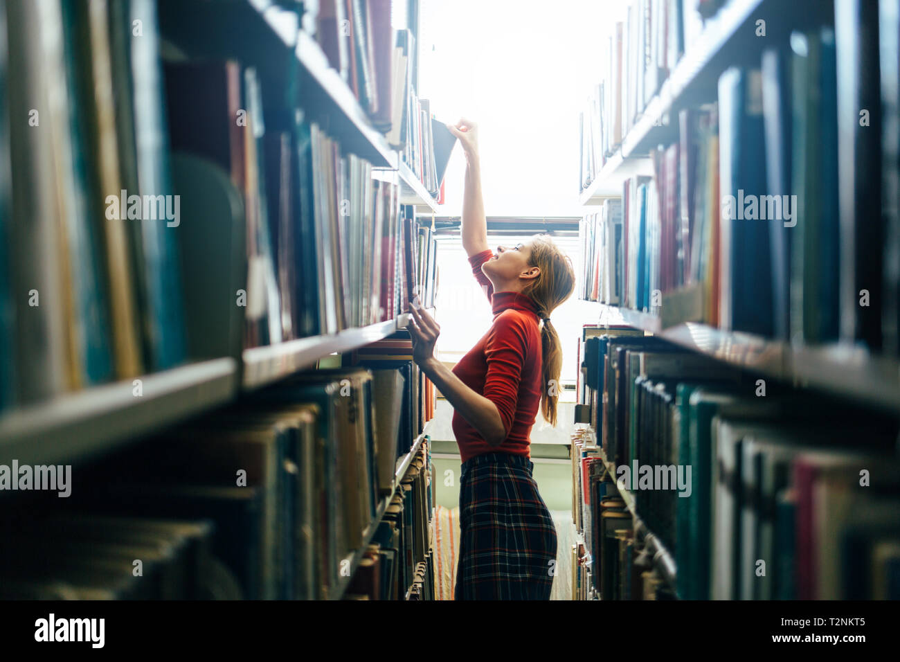 Girl library aisle hi-res stock photography and images - Alamy