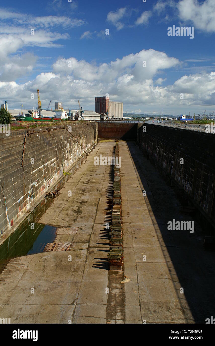 Twin shipbuilding gantry cranes hi-res stock photography and images - Alamy
