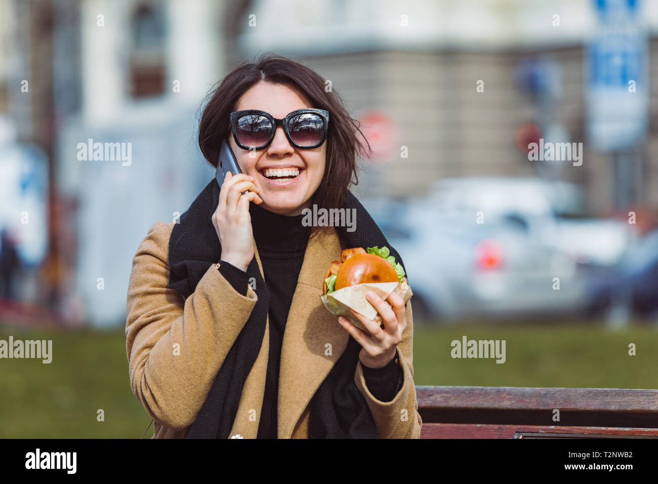 Woman eating burger bench hi-res stock photography and images - Alamy