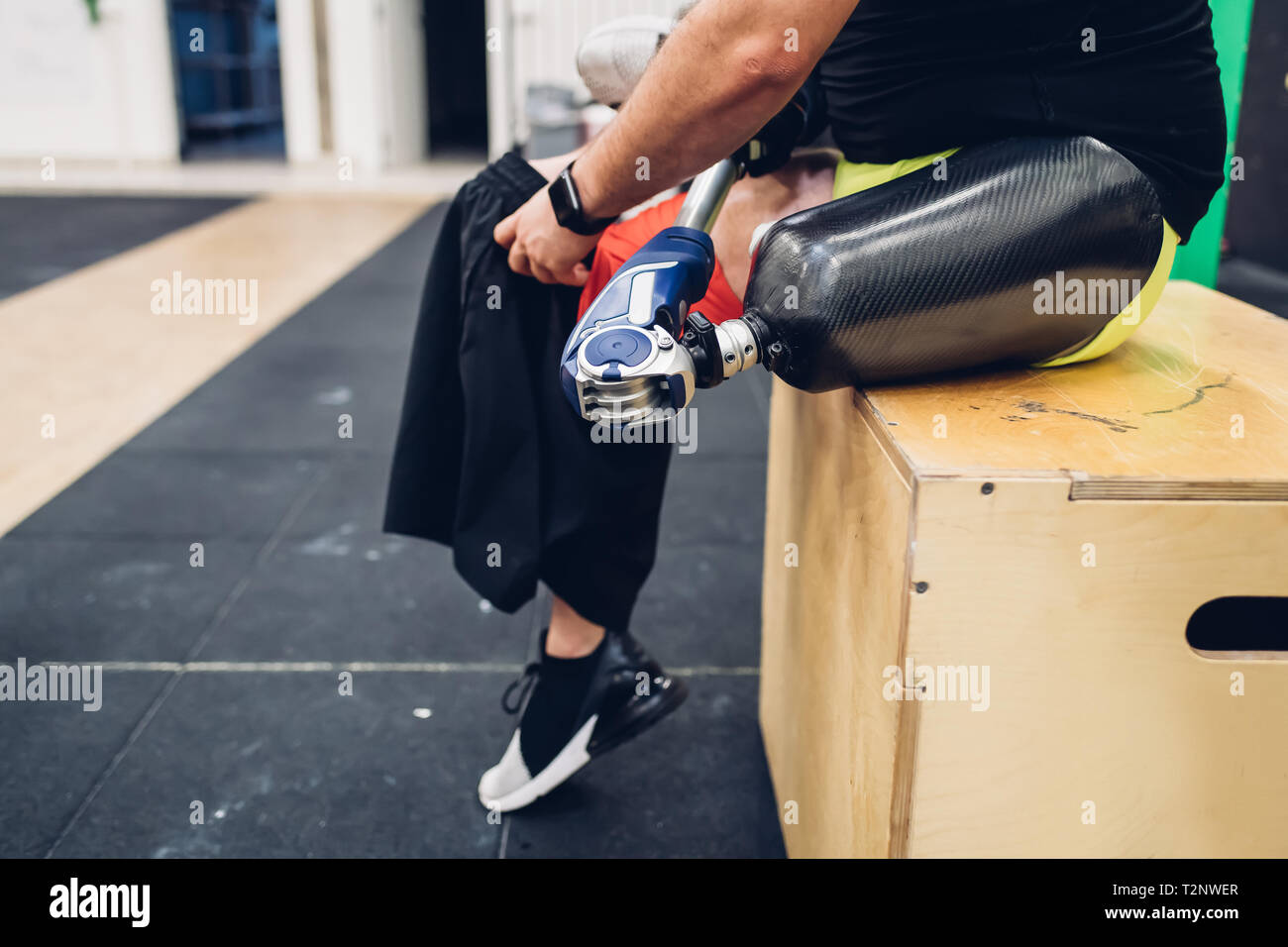 Man with prosthetic leg training in gym Stock Photo - Alamy