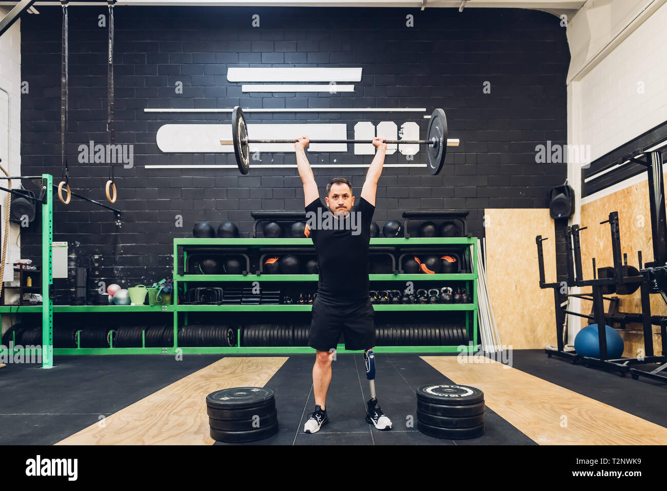 Man with prosthetic leg weight training in gym Stock Photo - Alamy