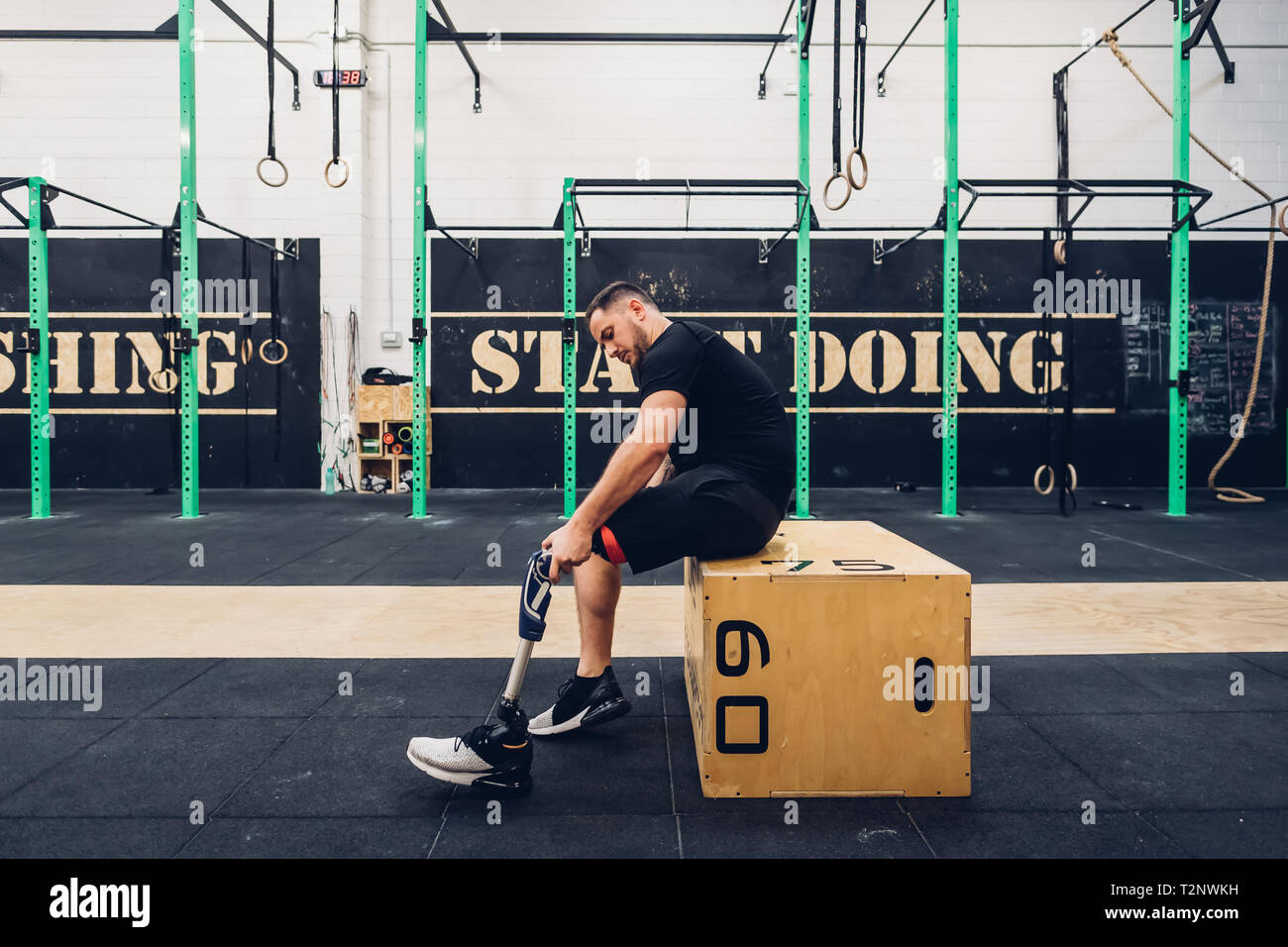 Man with prosthetic leg training in gym Stock Photo - Alamy