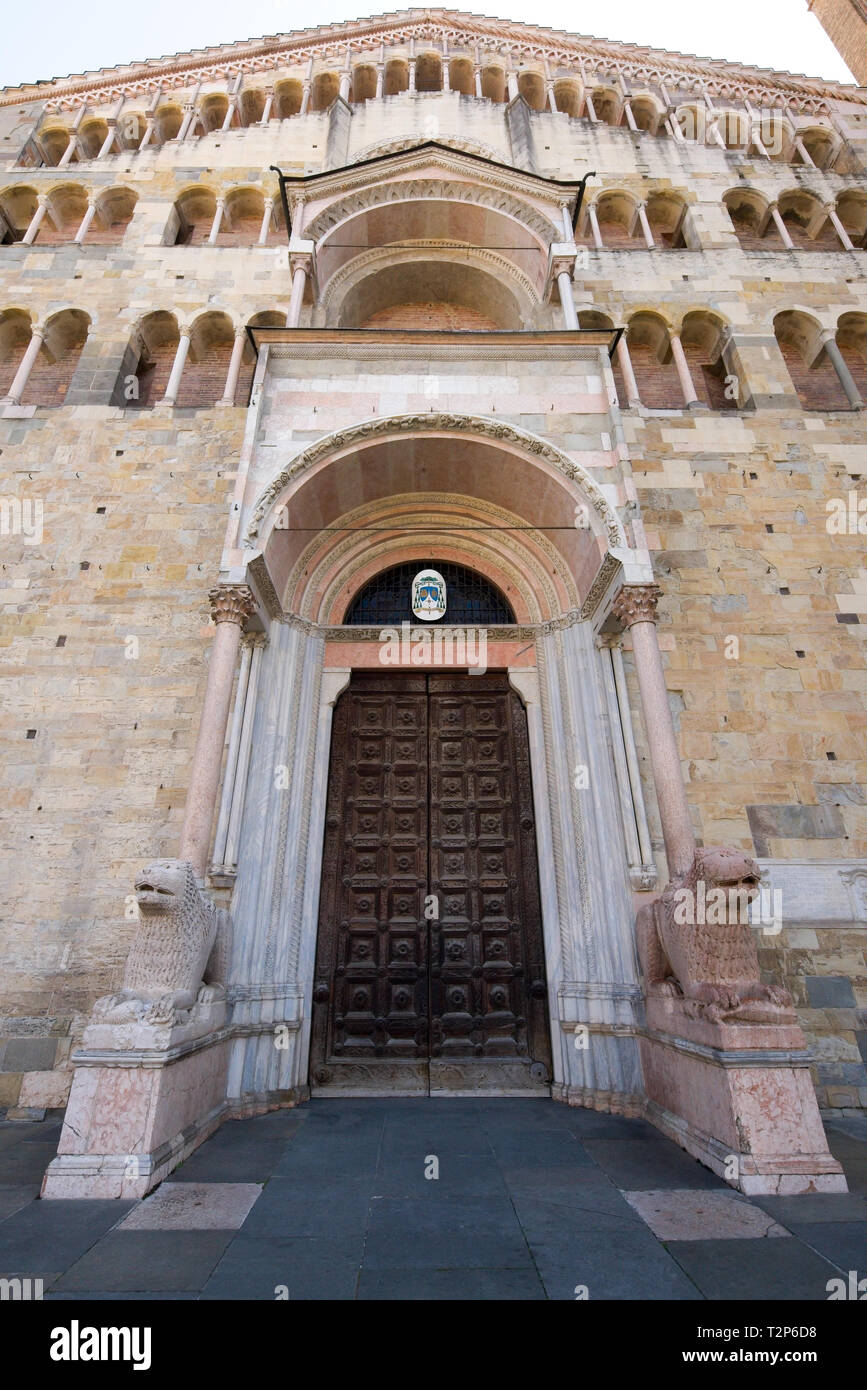 Romanesque columns and capital hi-res stock photography and images - Alamy