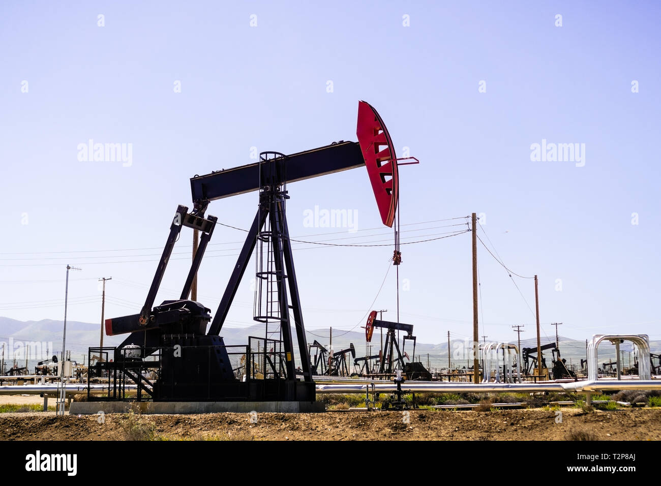 Operating oil well, Bakersfield, California Stock Photo - Alamy