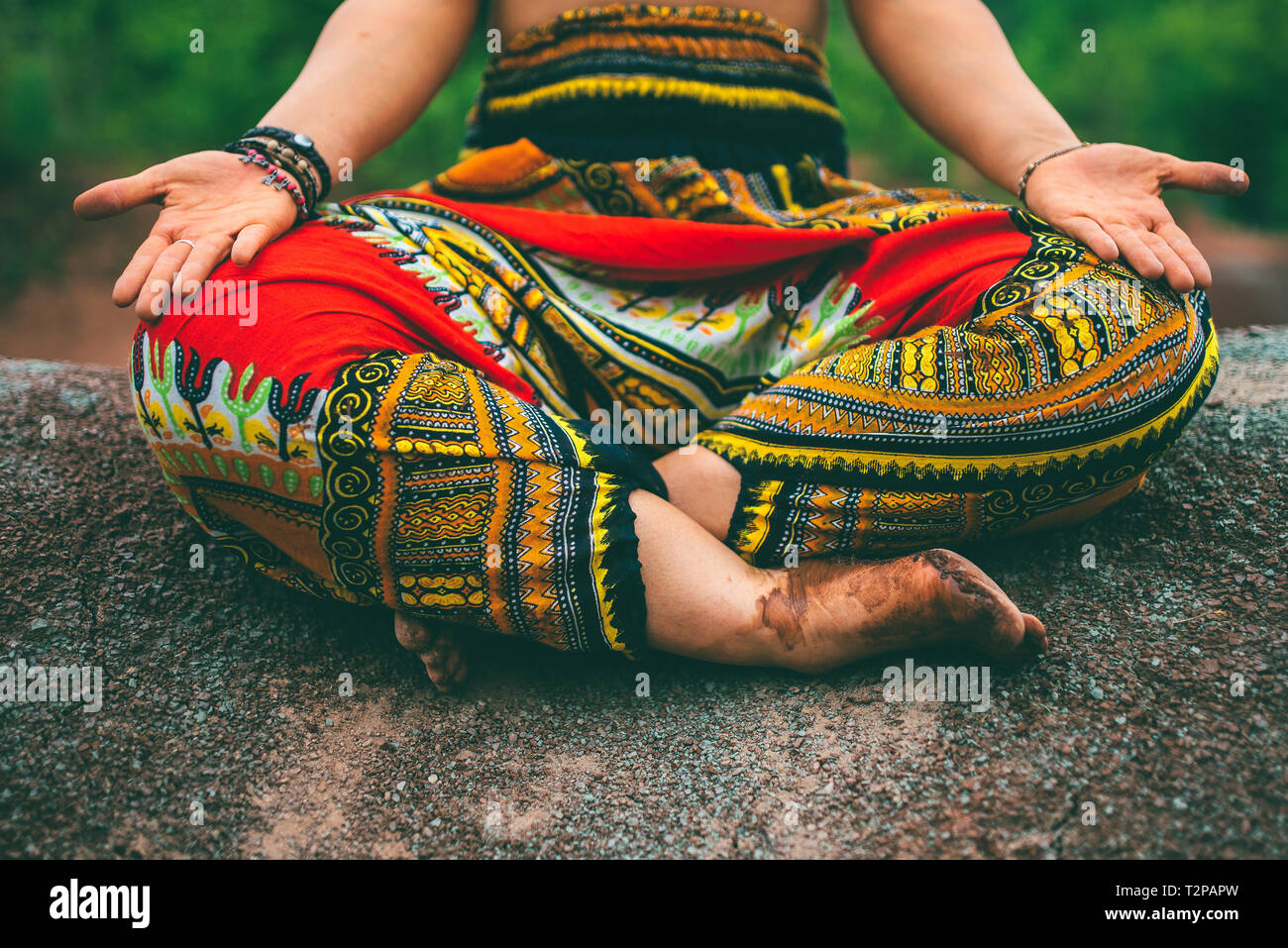 Barefoot legs crossed hi-res stock photography and images - Alamy