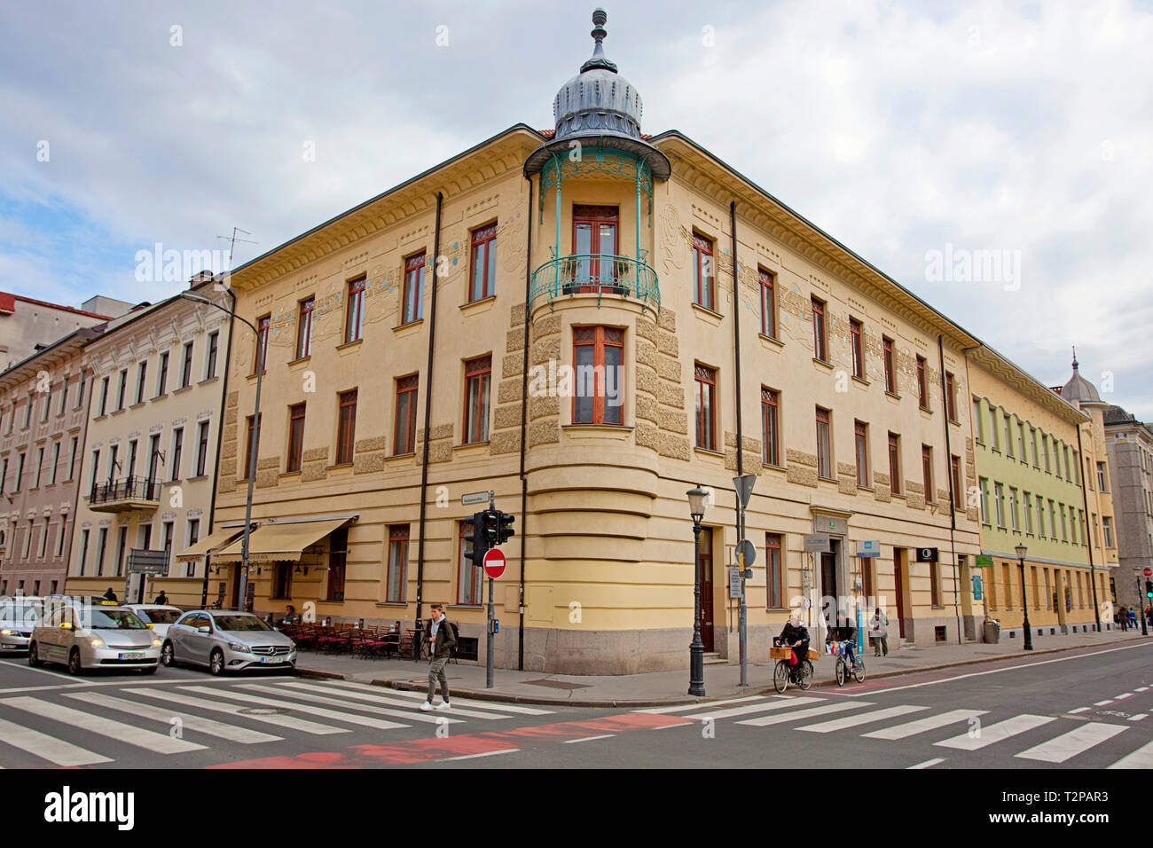 Urban city street scene corner hi-res stock photography and images - Alamy