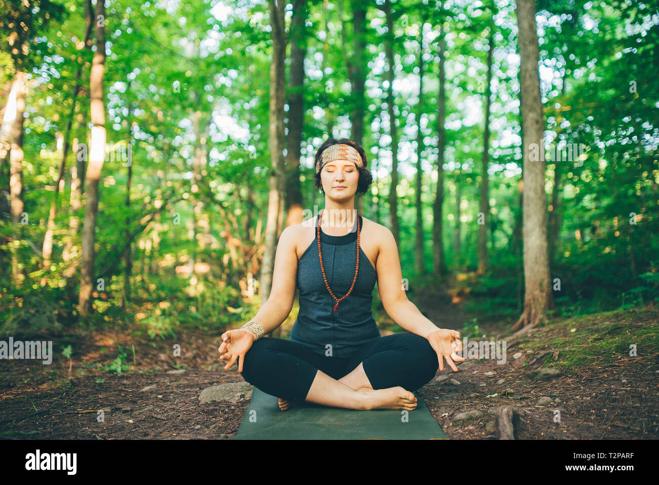 Barefoot legs crossed hi-res stock photography and images - Alamy