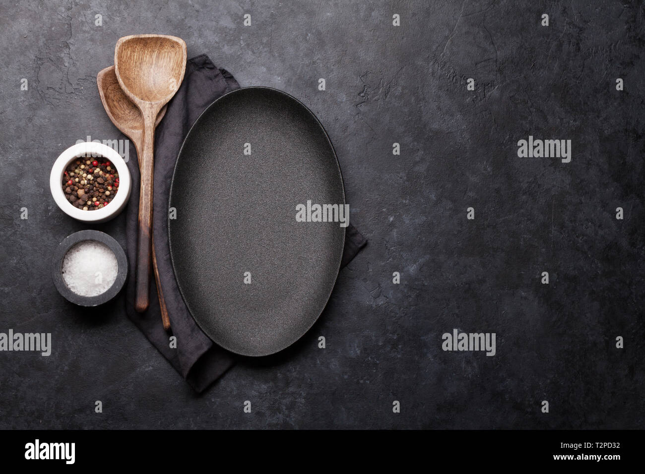 Cooking wooden utensils and empty plate. Food cooking template concept ...