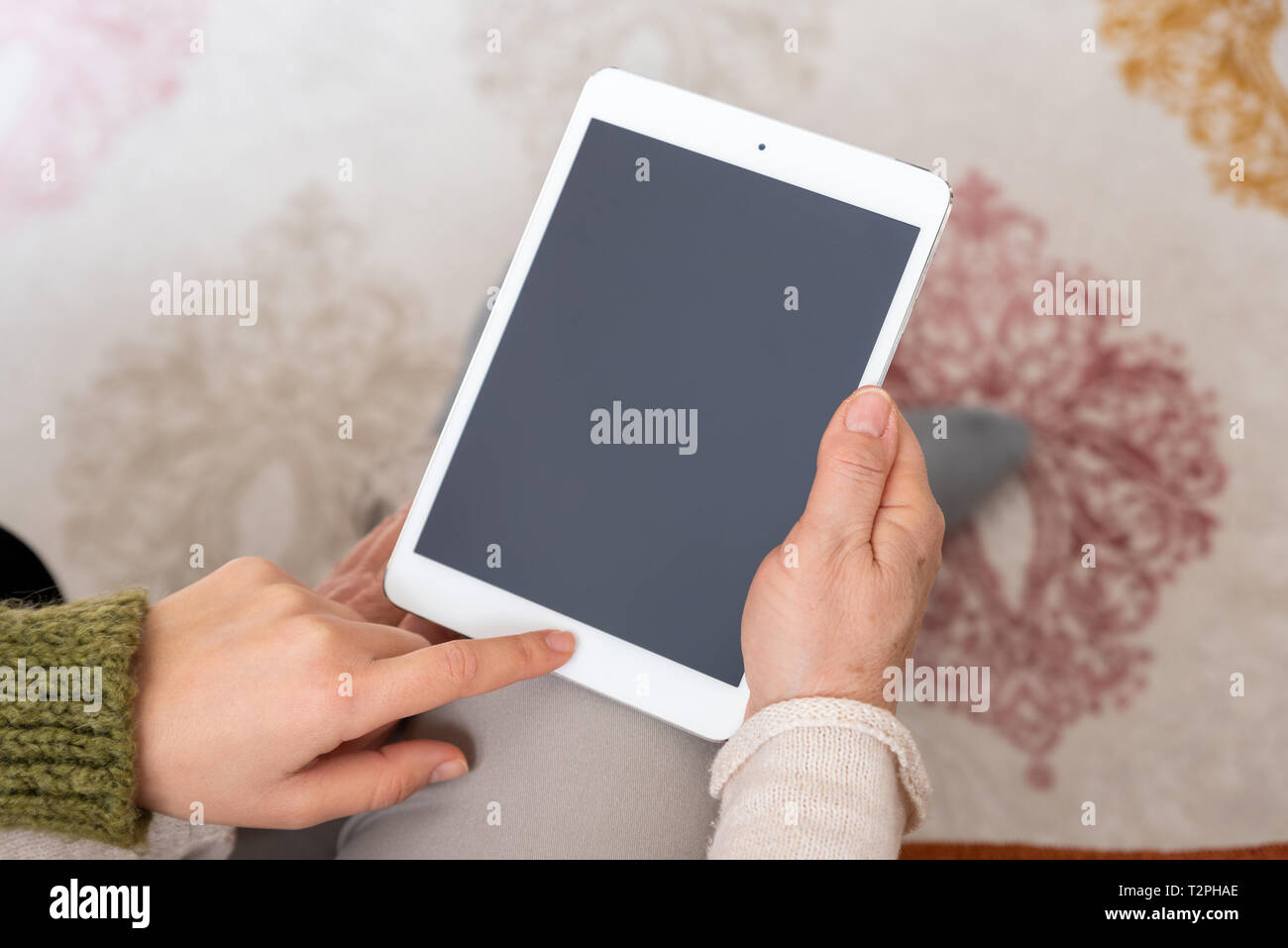 Senior using modern tablet help hi-res stock photography and images - Alamy