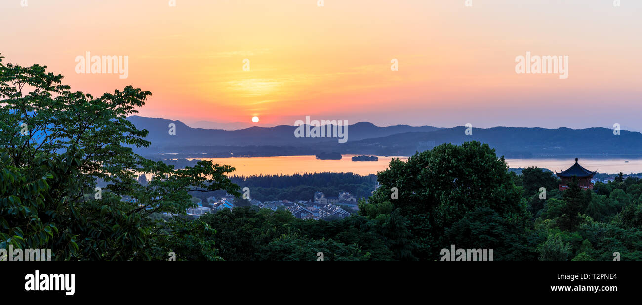 Lake sunset landscape hi-res stock photography and images - Alamy