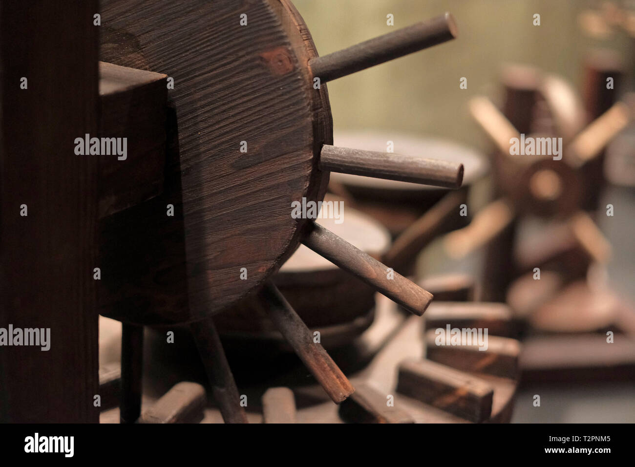 Modern model of a lantern gear, designed by Leonardo da Vinci on ...