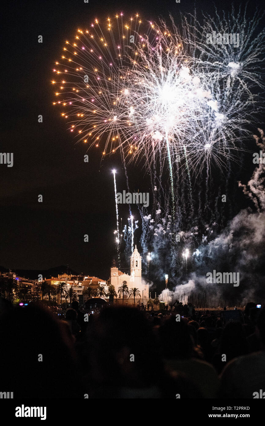 Group of people watching fireworks hi-res stock photography and images ...