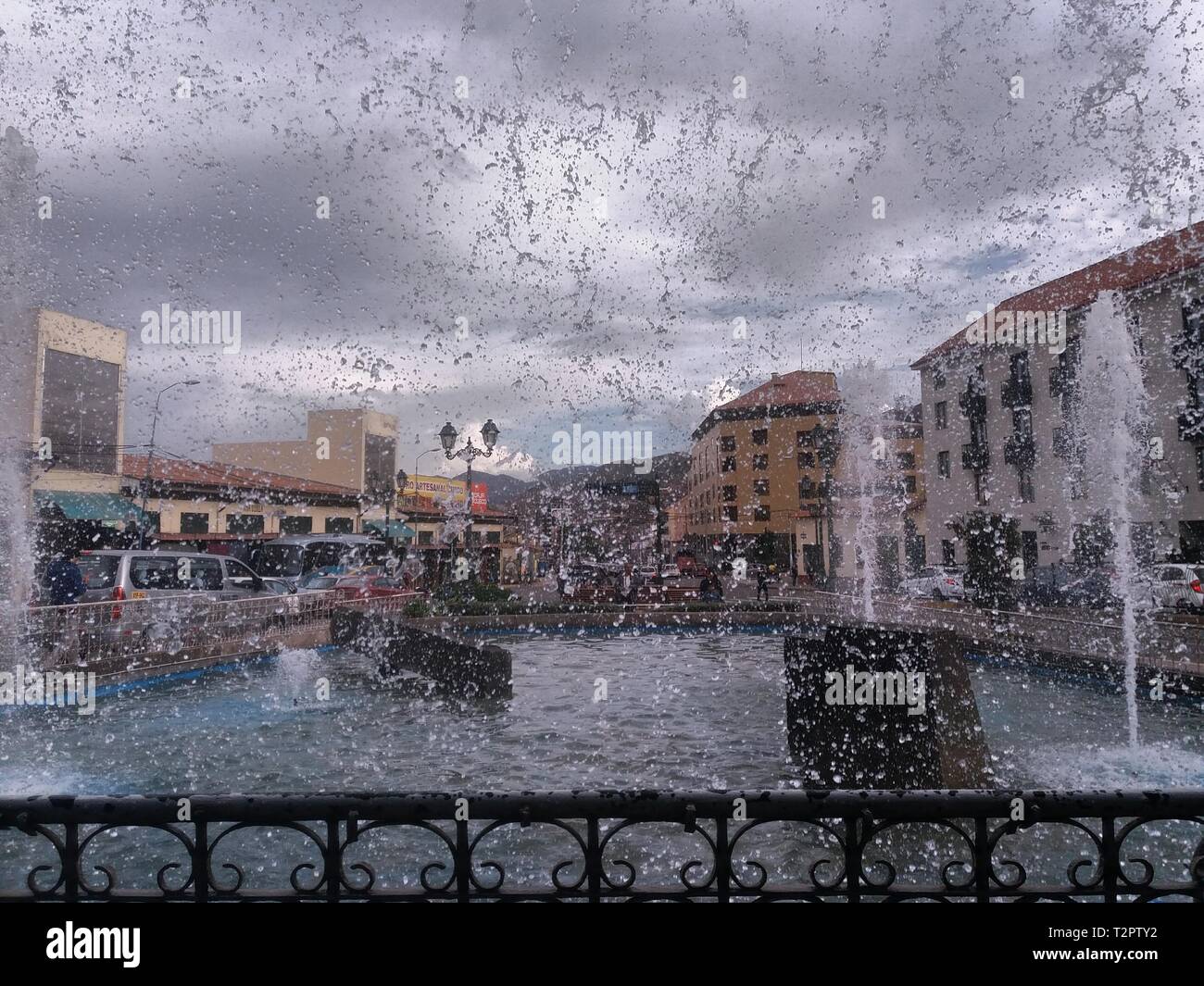 Person falling building hi-res stock photography and images - Alamy