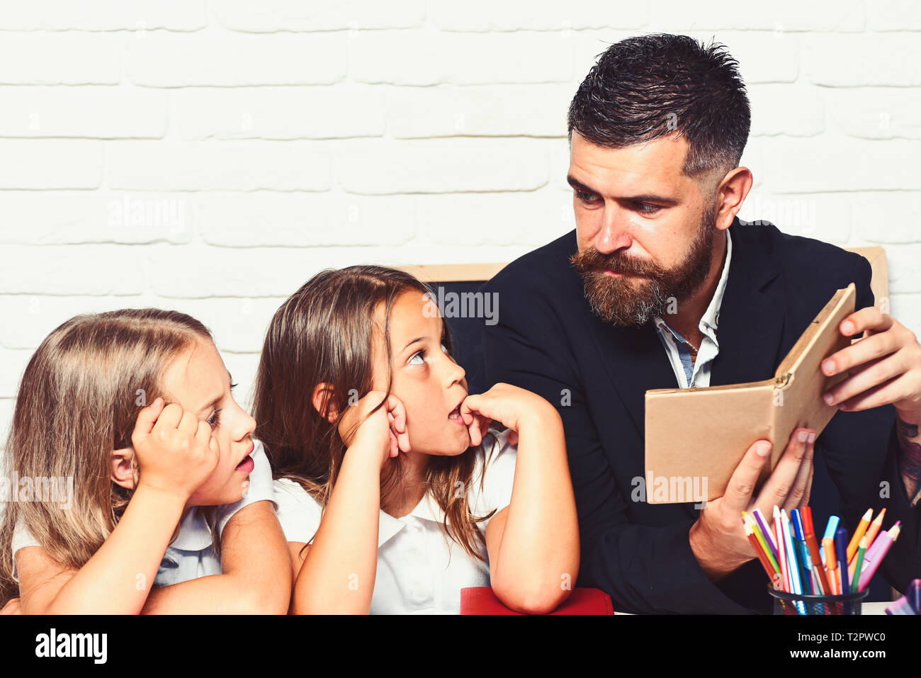 reading a story. father read book to his daughters Stock Photo - Alamy
