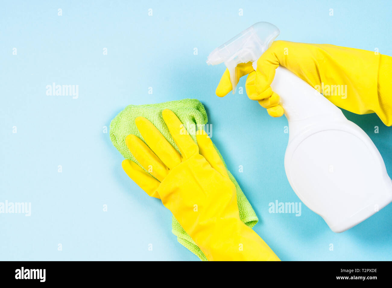 Woman spray bottle microfiber hi-res stock photography and images - Alamy