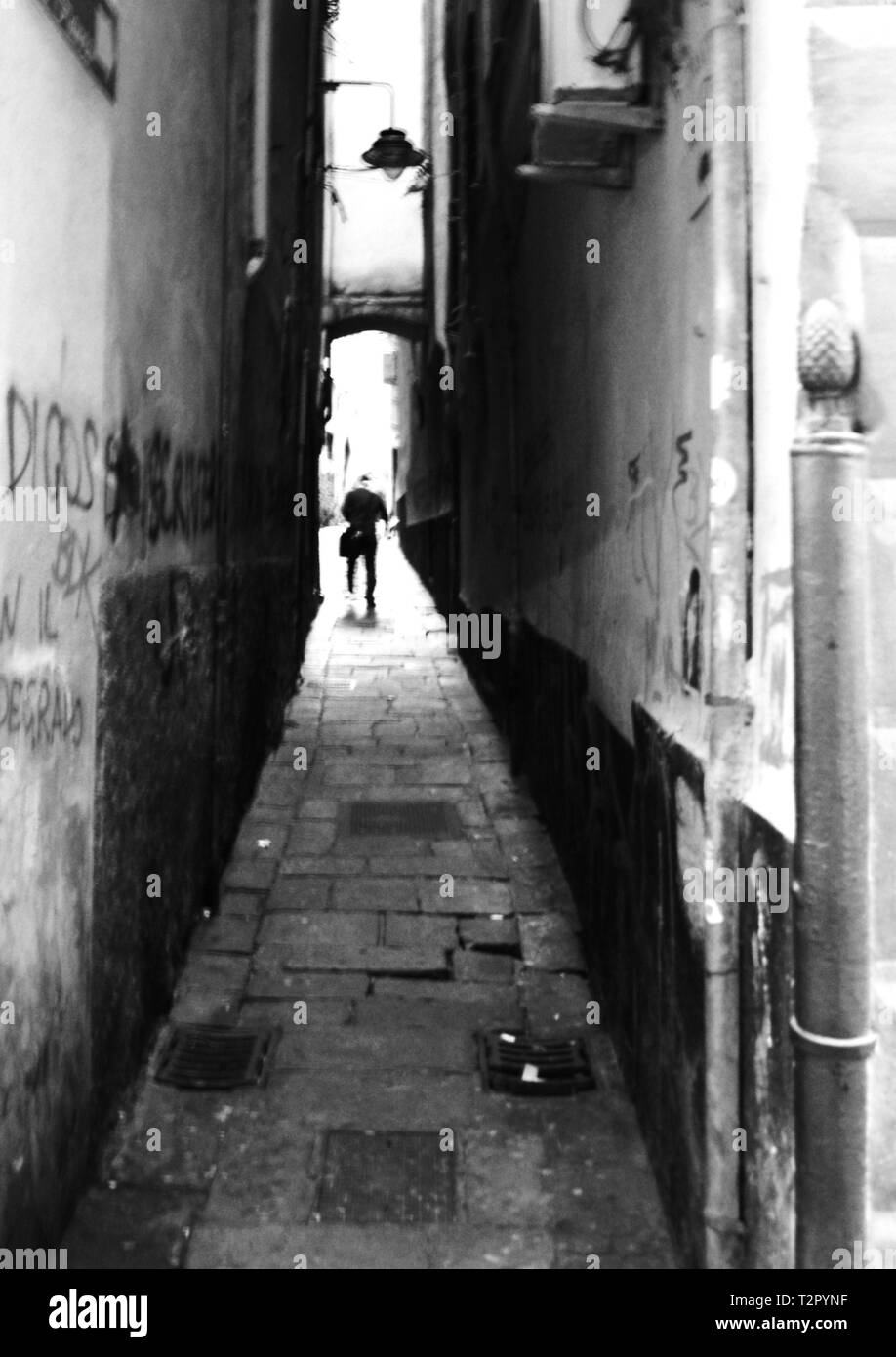 Graffiti night urban alley hi-res stock photography and images - Alamy