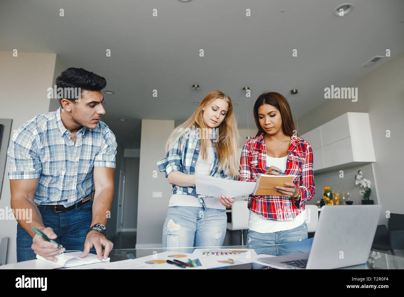 Tallking hi-res stock photography and images - Alamy