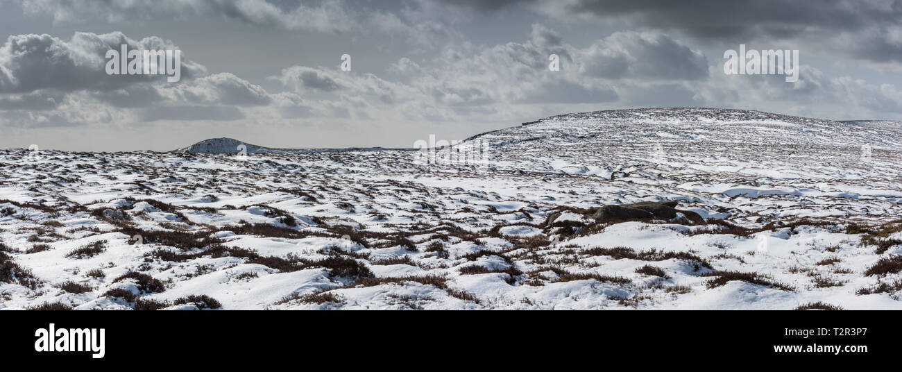 Kinder Scout plateau in winter with Grindslow Knoll in the distance ...