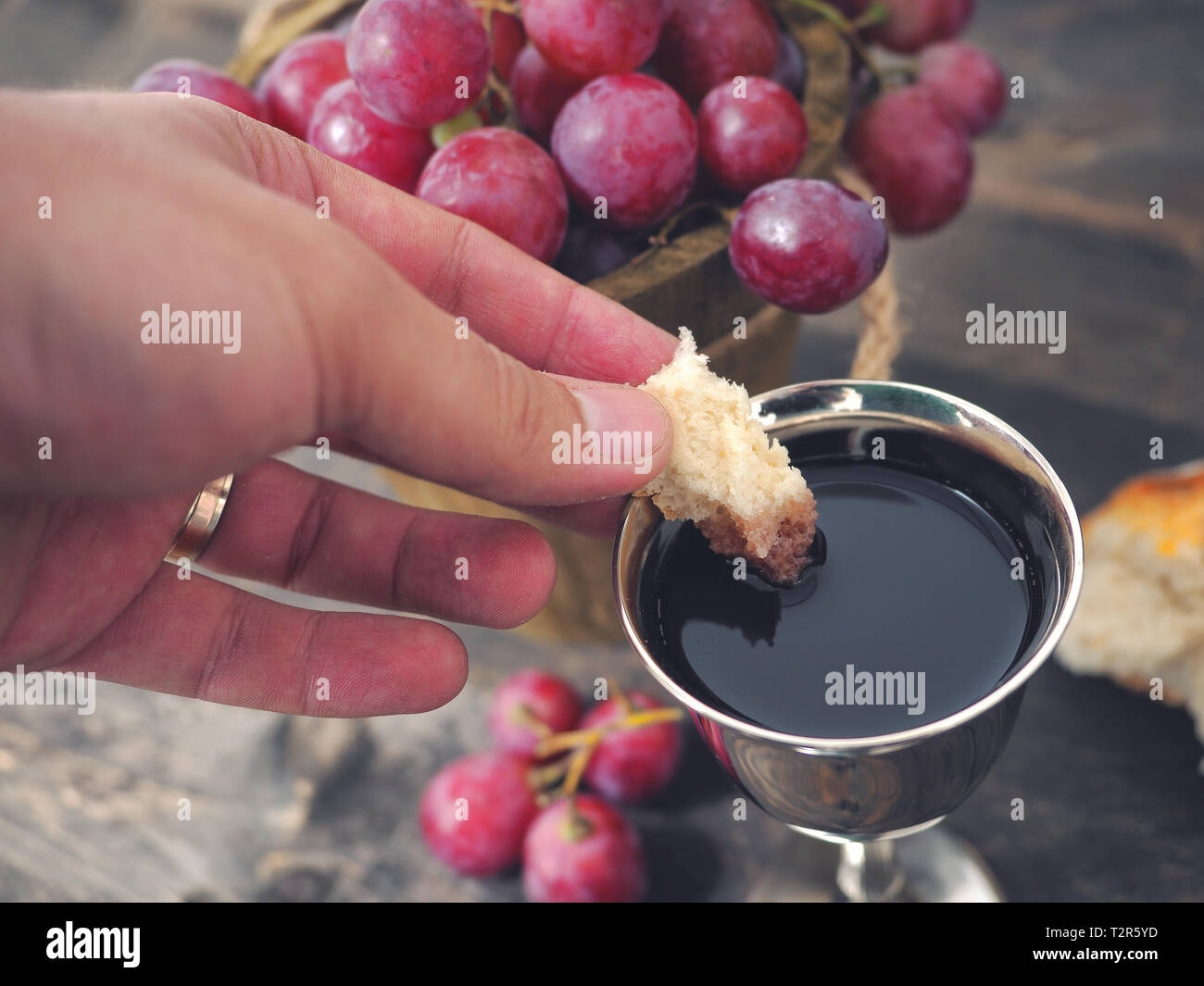 Communion bread and wine hi-res stock photography and images - Alamy