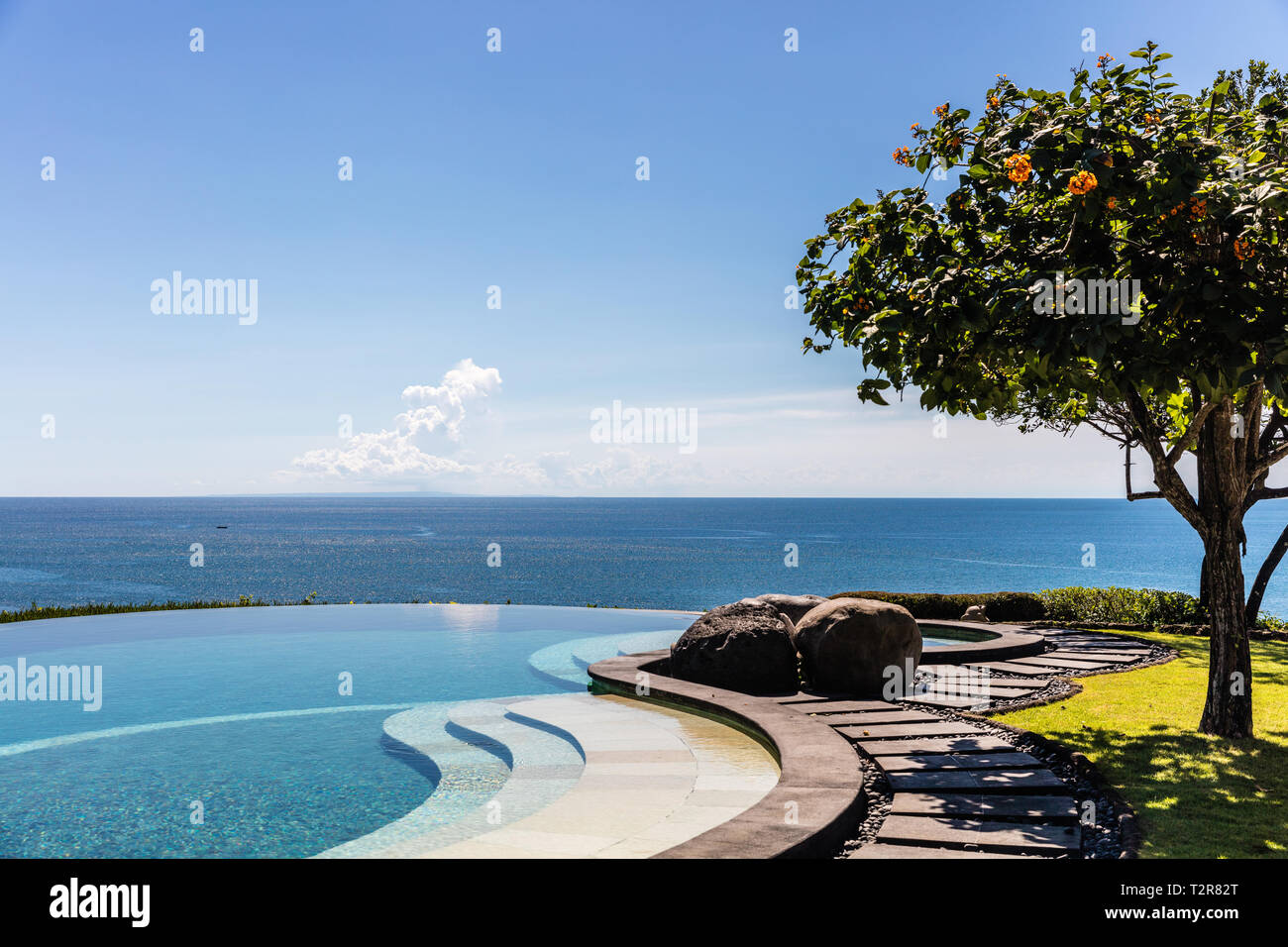 Infinity pool on the cliff edge with the view of the ocean Stock Photo ...