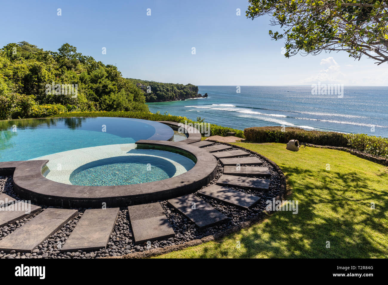 Infinity pool on the cliff edge with the view of the ocean Stock Photo ...
