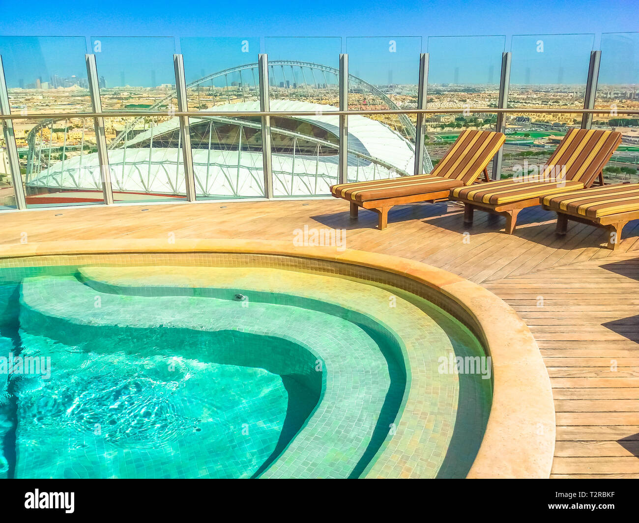 Swimming pool on the top of skyscraper hi-res stock photography and ...